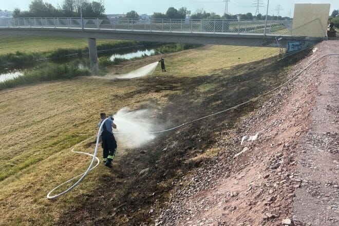 Baden-Württemberg: Grasflächenbrand am Kinzigdamm in Offenburg ...